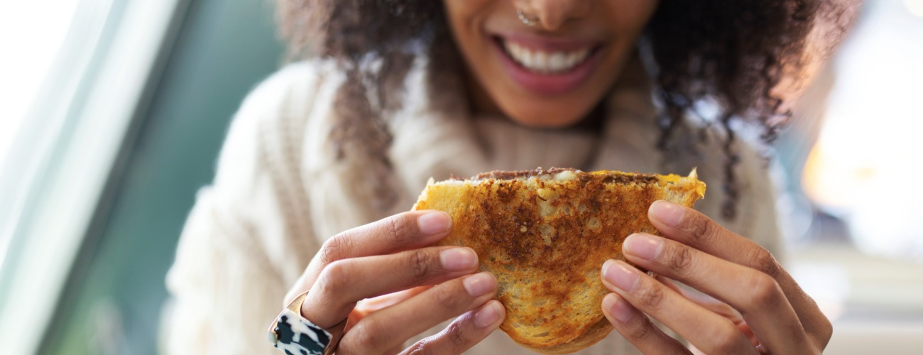 Por qué nos resultan irresistibles los snacks crujientes - Arbitrade